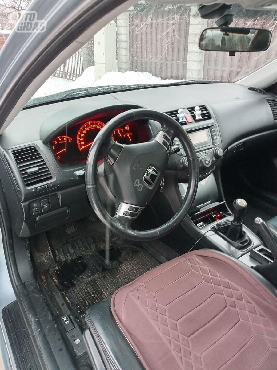 Honda Accord 2004 in Vilnius, with an engine capacity of 2.20 L and mileage of 301 thousand km for 1200 €, photo 6 on AUTOMOTO.COM.LV