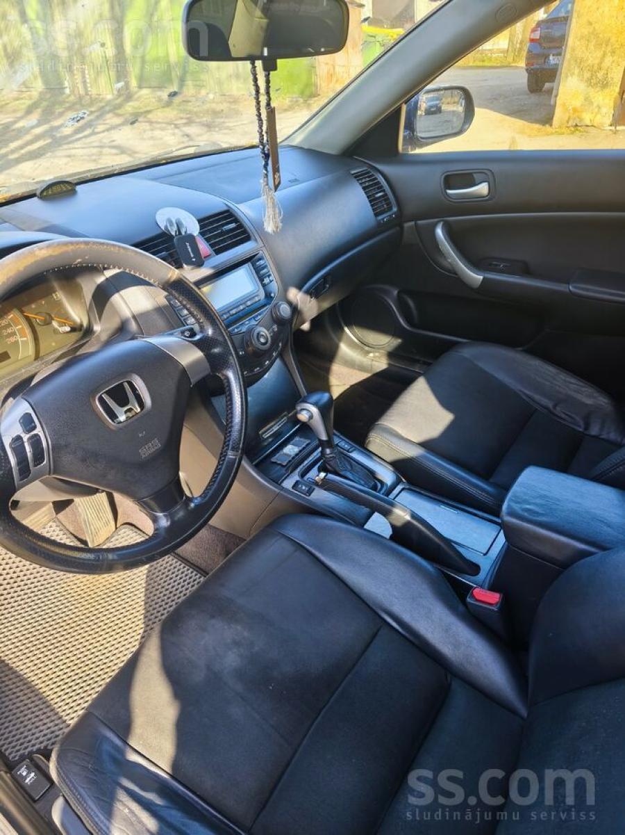 Violet Honda Accord 2004 in Riga, with an engine capacity of 2.00 L and mileage of 304 thousand km for 550 €, photo 4 on AUTOMOTO.COM.LV