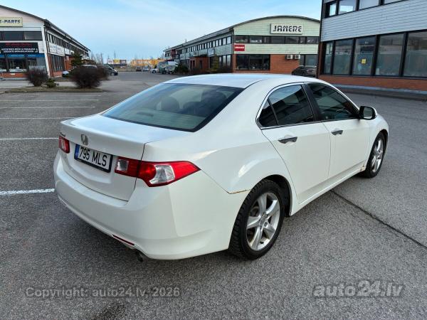 White Honda Accord 2008 in Parnu, with an engine capacity of 2.00 L and mileage of 254 thousand km for 2200 €, photo 5 on AUTOMOTO.COM.LV