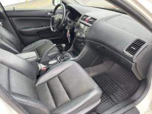 White Honda Accord 2008 in Vilnius, with an engine capacity of 2.20 L and mileage of 300 thousand km for 2000 €, photo 18 on AUTOMOTO.COM.LV