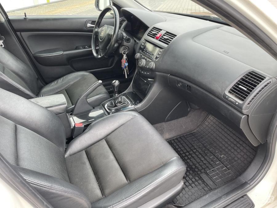 White Honda Accord 2008 in Vilnius, with an engine capacity of 2.20 L and mileage of 300 thousand km for 2000 €, photo 18 on AUTOMOTO.COM.LV