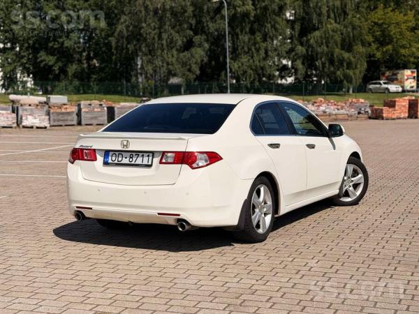 White Honda Accord 2008 in Riga, with an engine capacity of 2.40 L and mileage of 285 thousand km for 2870 €, photo 3 on AUTOMOTO.COM.LV