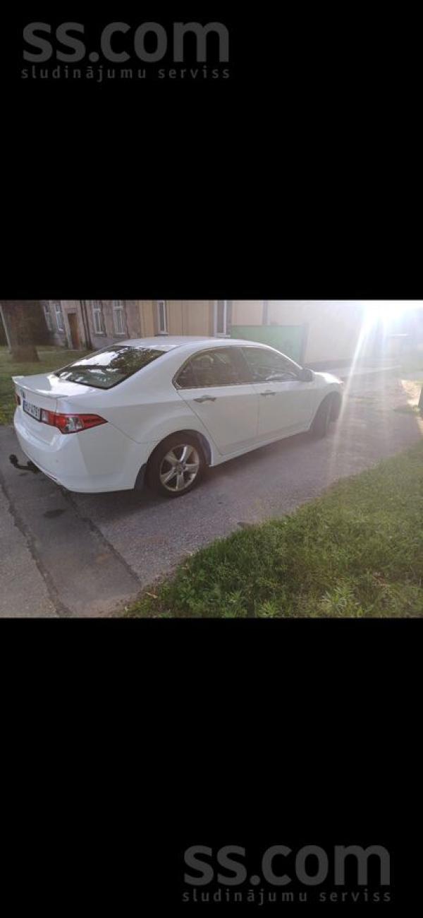 White Honda Accord 2009 in Riga, with an engine capacity of 2.40 L and mileage of 393 thousand km for 2900 €, photo 4 on AUTOMOTO.COM.LV