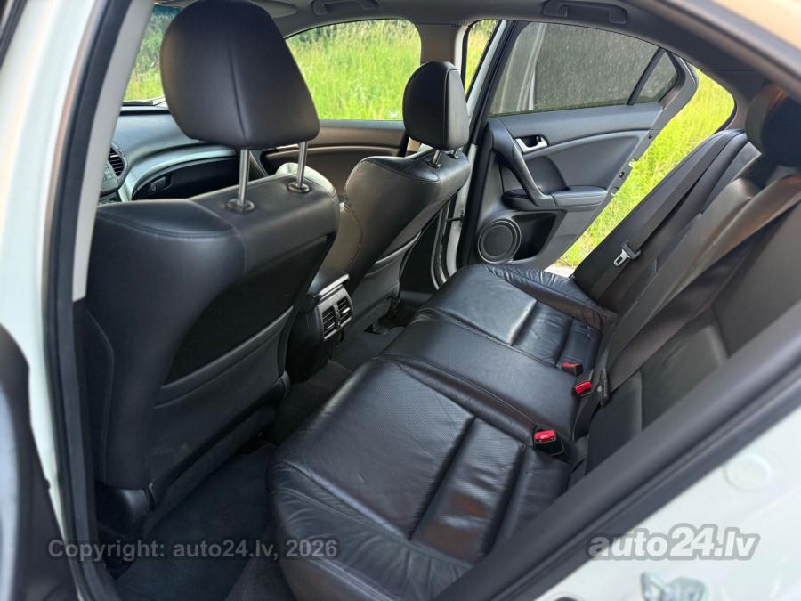 White Honda Accord 2009 in Tartu, with an engine capacity of 2.40 L and mileage of 242 thousand km for 4999 €, photo 13 on AUTOMOTO.COM.LV