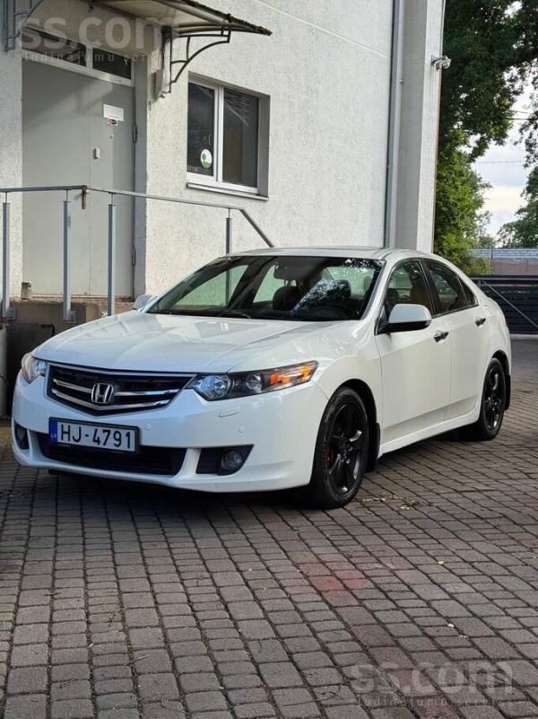 White Honda Accord 2009 in Riga, with an engine capacity of 2.40 L and mileage of 0 thousand km for 3200 €, photo 4 on AUTOMOTO.COM.LV