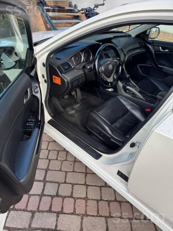 White Honda Accord 2009 in Riga, with an engine capacity of 2.40 L and mileage of 0 thousand km for 3200 €, photo 9 on AUTOMOTO.COM.LV