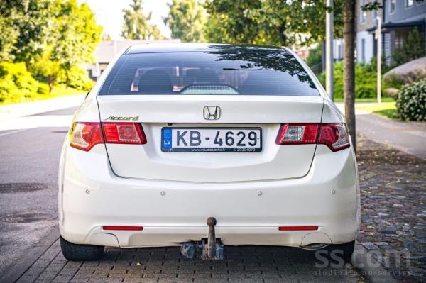 White Honda Accord 2009 in Riga, with an engine capacity of 2.20 L and mileage of 0 thousand km for 2590 €, photo 5 on AUTOMOTO.COM.LV