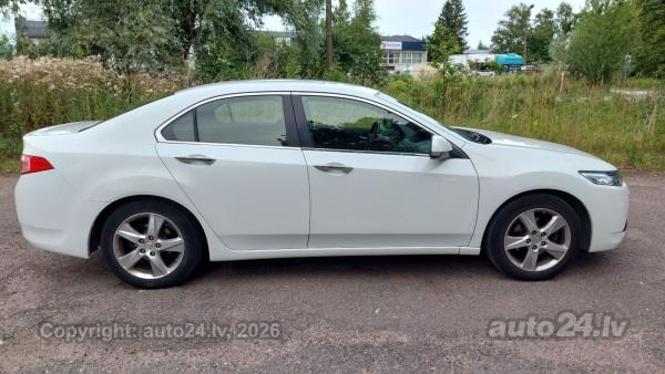 White Honda Accord 2013 in Tallinn, with an engine capacity of 2.00 L and mileage of 137 thousand km for 7500 €, photo 5 on AUTOMOTO.COM.LV