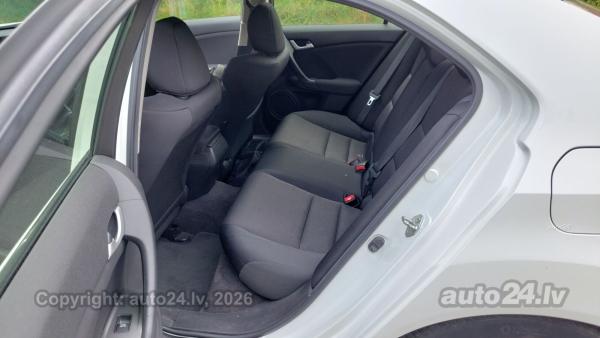 White Honda Accord 2013 in Tallinn, with an engine capacity of 2.00 L and mileage of 137 thousand km for 7500 €, photo 8 on AUTOMOTO.COM.LV