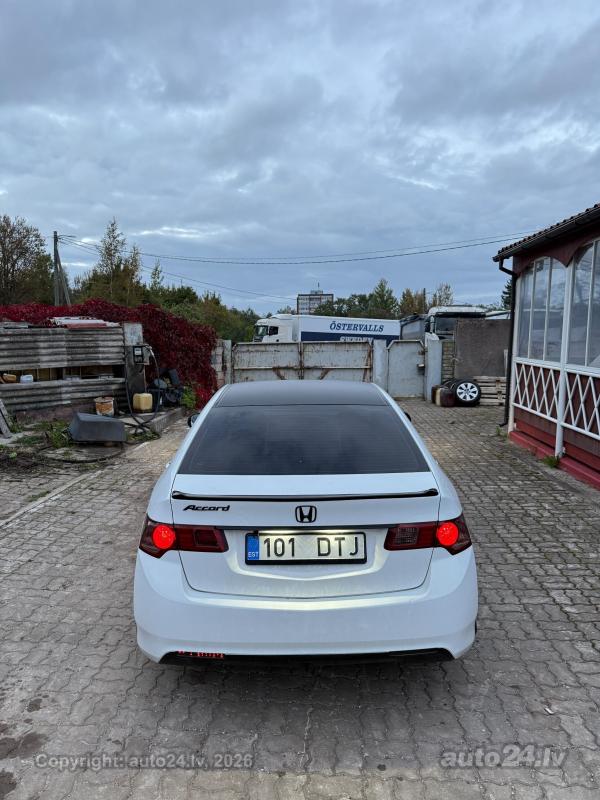 White Honda Accord 2013 in Tallinn, with an engine capacity of 2.20 L and mileage of 252 thousand km for 6800 €, photo 5 on AUTOMOTO.COM.LV