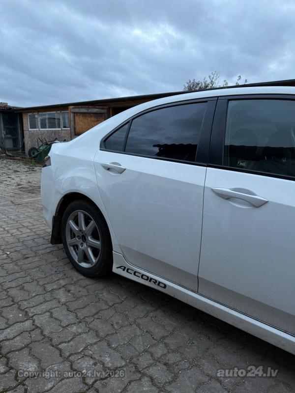 White Honda Accord 2013 in Tallinn, with an engine capacity of 2.20 L and mileage of 252 thousand km for 6800 €, photo 9 on AUTOMOTO.COM.LV