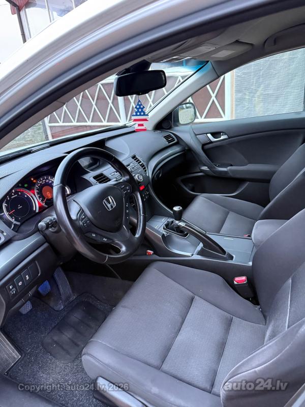 White Honda Accord 2013 in Tallinn, with an engine capacity of 2.20 L and mileage of 252 thousand km for 6800 €, photo 10 on AUTOMOTO.COM.LV