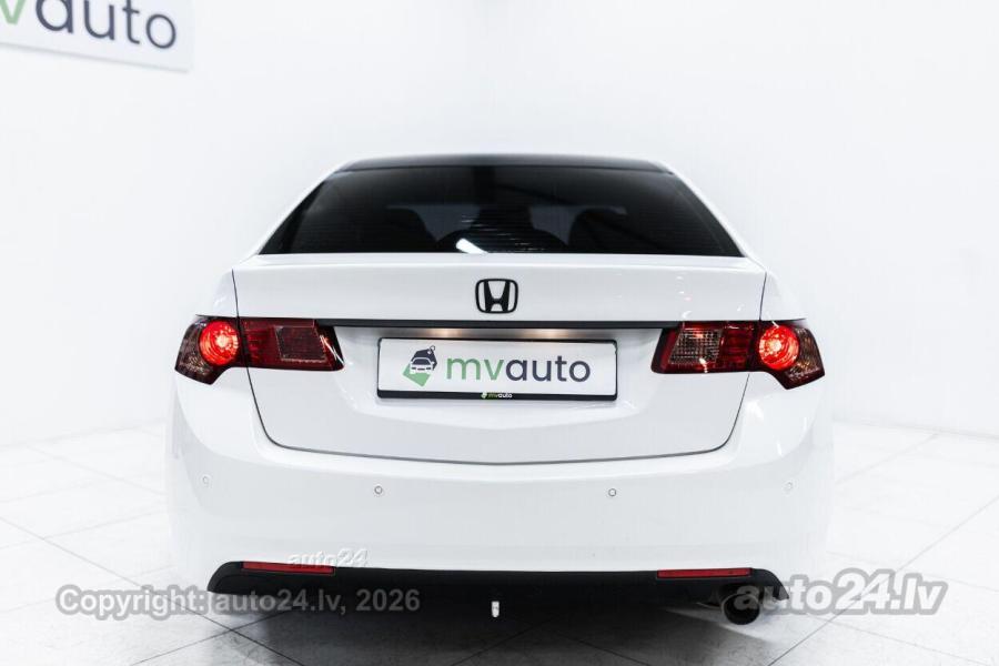 White Honda Accord 2015 in Tallinn, with an engine capacity of 2.00 L and mileage of 105 thousand km for 8990 €, photo 7 on AUTOMOTO.COM.LV