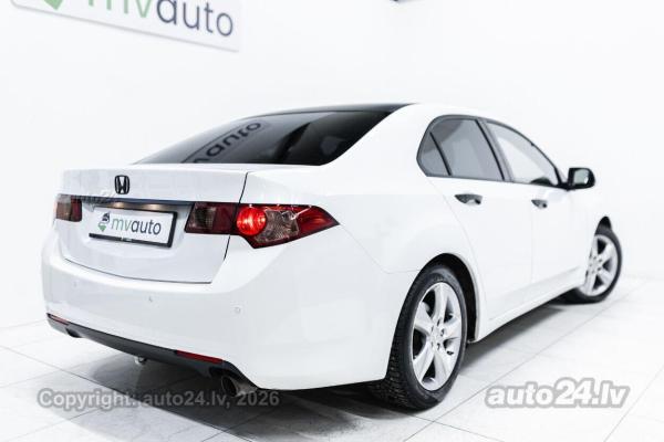 White Honda Accord 2015 in Tallinn, with an engine capacity of 2.00 L and mileage of 105 thousand km for 8990 €, photo 8 on AUTOMOTO.COM.LV