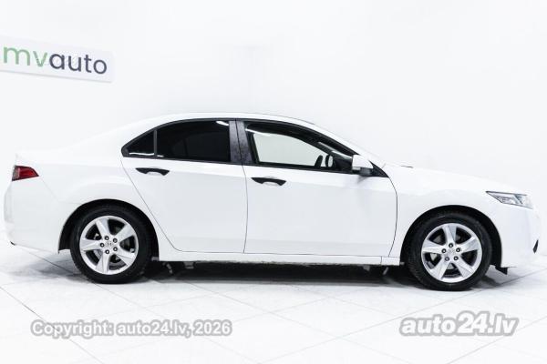 White Honda Accord 2015 in Tallinn, with an engine capacity of 2.00 L and mileage of 105 thousand km for 8990 €, photo 9 on AUTOMOTO.COM.LV