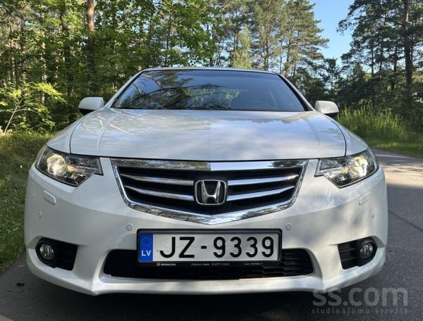 White Honda Accord 2015 in Jurmala, with an engine capacity of 2.00 L and mileage of 160 thousand km for 8600 €, photo 1 on AUTOMOTO.COM.LV