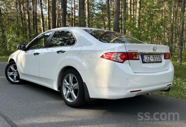 White Honda Accord 2015 in Jurmala, with an engine capacity of 2.00 L and mileage of 160 thousand km for 8600 €, photo 3 on AUTOMOTO.COM.LV