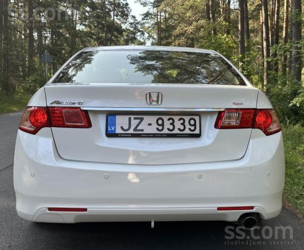 White Honda Accord 2015 in Jurmala, with an engine capacity of 2.00 L and mileage of 160 thousand km for 8600 €, photo 5 on AUTOMOTO.COM.LV