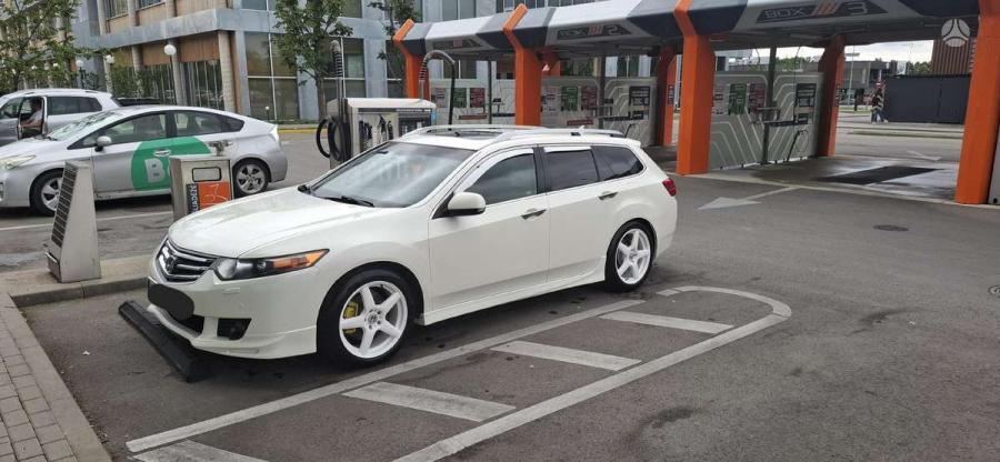 White Honda Accord 2009 in Siauliai, with an engine capacity of 2.35 L and mileage of 350 thousand km for 5500 €, photo 3 on AUTOMOTO.COM.LV