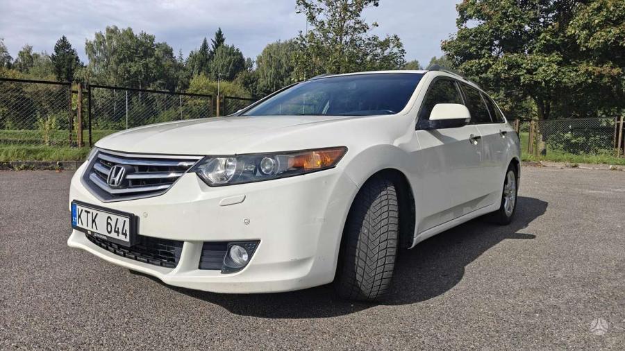 White Honda Accord 2009 in Vilnius, with an engine capacity of 2.20 L and mileage of 315 thousand km for 3999 €, photo 4 on AUTOMOTO.COM.LV