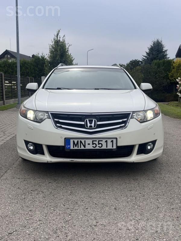 White Honda Accord 2010 in Riga, with an engine capacity of 2.20 L and mileage of 274 thousand km for 3120 €, photo 1 on AUTOMOTO.COM.LV