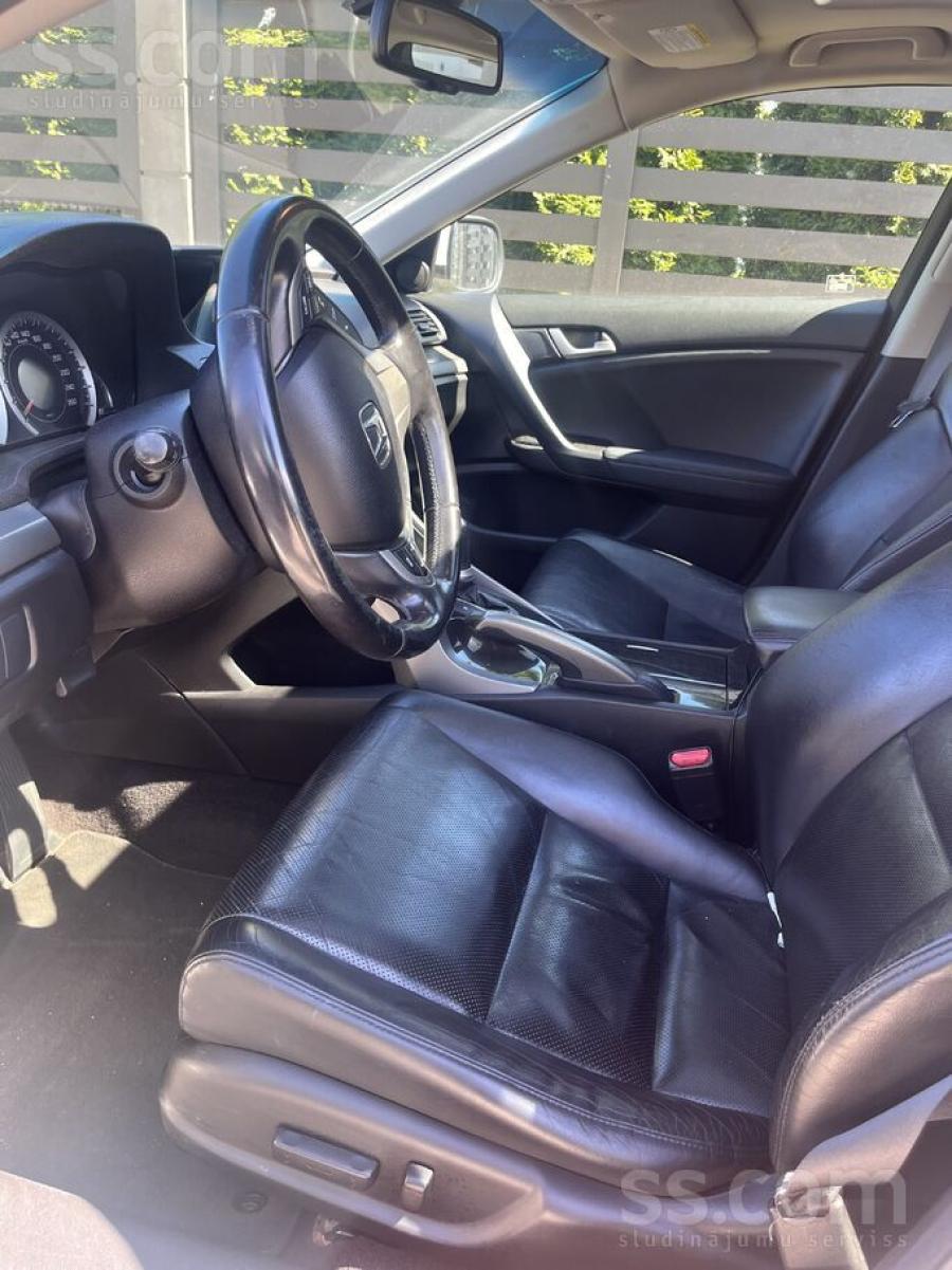 White Honda Accord 2010 in Riga, with an engine capacity of 2.20 L and mileage of 274 thousand km for 3120 €, photo 6 on AUTOMOTO.COM.LV