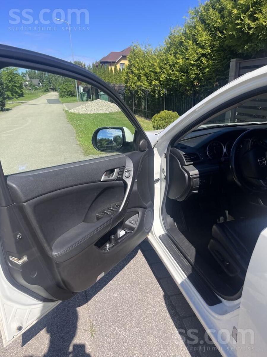 White Honda Accord 2010 in Riga, with an engine capacity of 2.20 L and mileage of 274 thousand km for 3120 €, photo 7 on AUTOMOTO.COM.LV