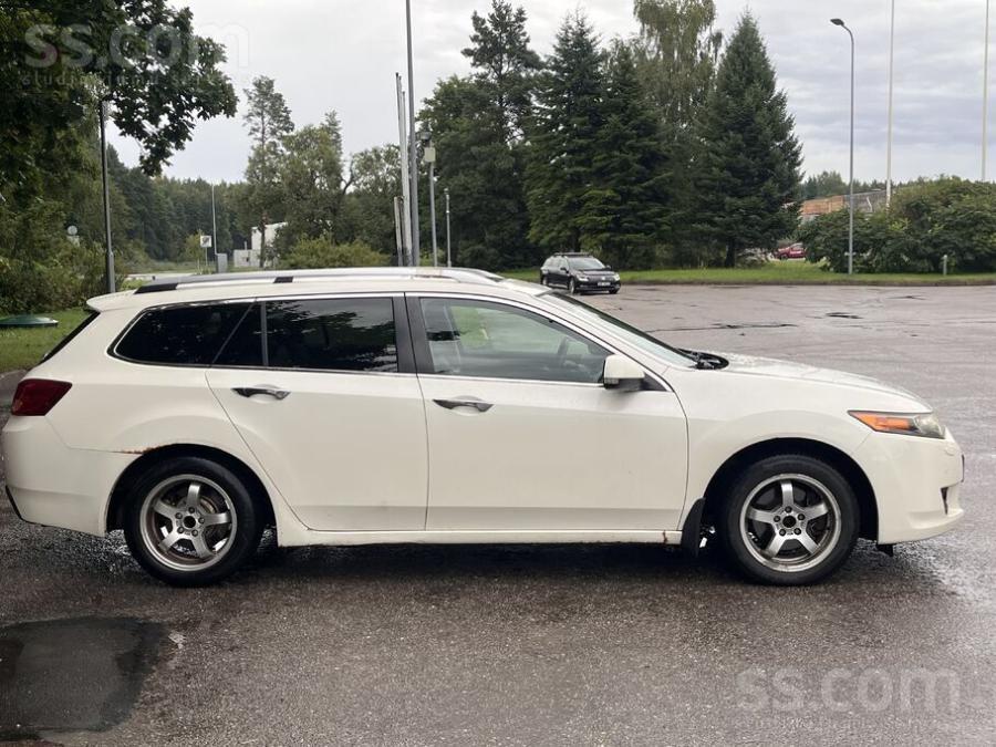 White Honda Accord 2010 in Riga, with an engine capacity of 2.20 L and mileage of 274 thousand km for 3020 €, photo 4 on AUTOMOTO.COM.LV