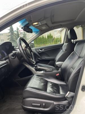 White Honda Accord 2010 in Riga, with an engine capacity of 2.20 L and mileage of 274 thousand km for 3020 €, photo 11 on AUTOMOTO.COM.LV