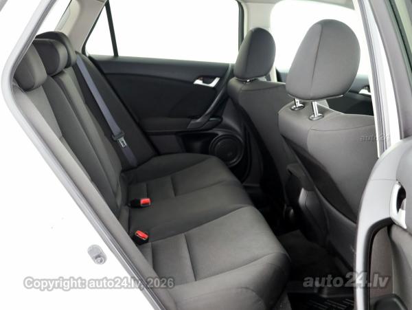 White Honda Accord 2012 in Tallinn, with an engine capacity of 2.00 L and mileage of 205 thousand km for 4499 €, photo 7 on AUTOMOTO.COM.LV