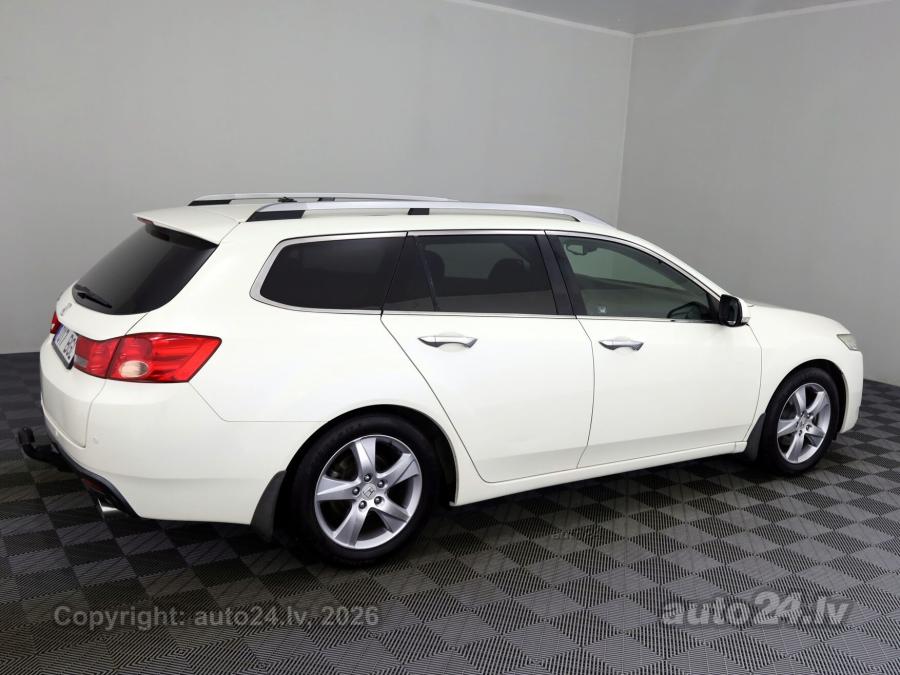 White Honda Accord 2012 in Tallinn, with an engine capacity of 2.00 L and mileage of 205 thousand km for 4499 €, photo 4 on AUTOMOTO.COM.LV