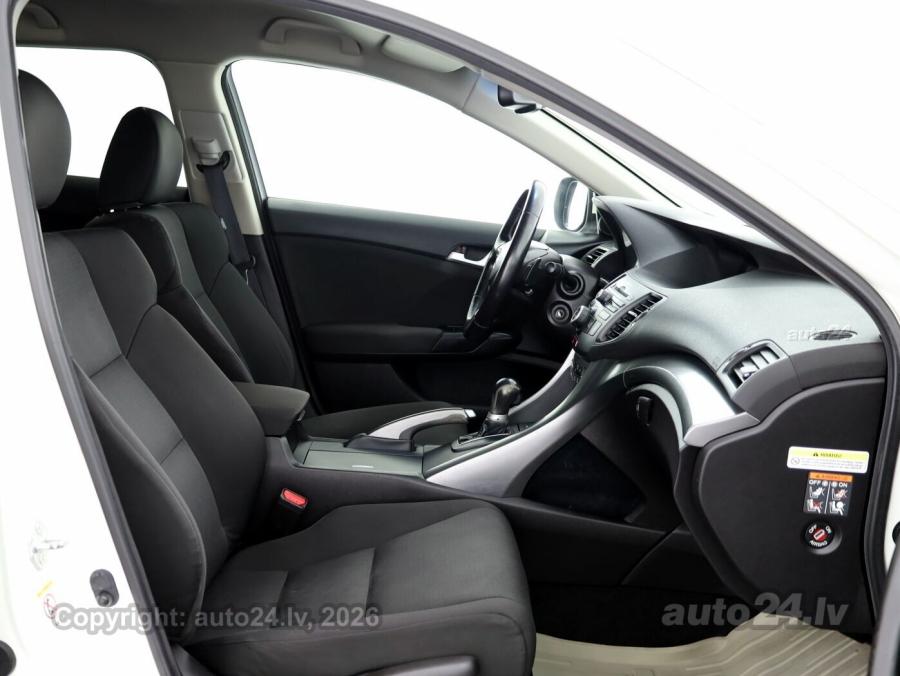 White Honda Accord 2012 in Tallinn, with an engine capacity of 2.00 L and mileage of 205 thousand km for 4499 €, photo 7 on AUTOMOTO.COM.LV