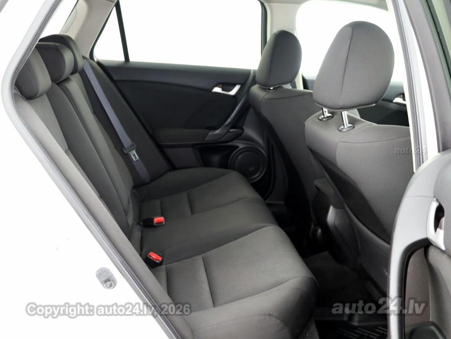 White Honda Accord 2012 in Tallinn, with an engine capacity of 2.00 L and mileage of 205 thousand km for 4499 €, photo 8 on AUTOMOTO.COM.LV