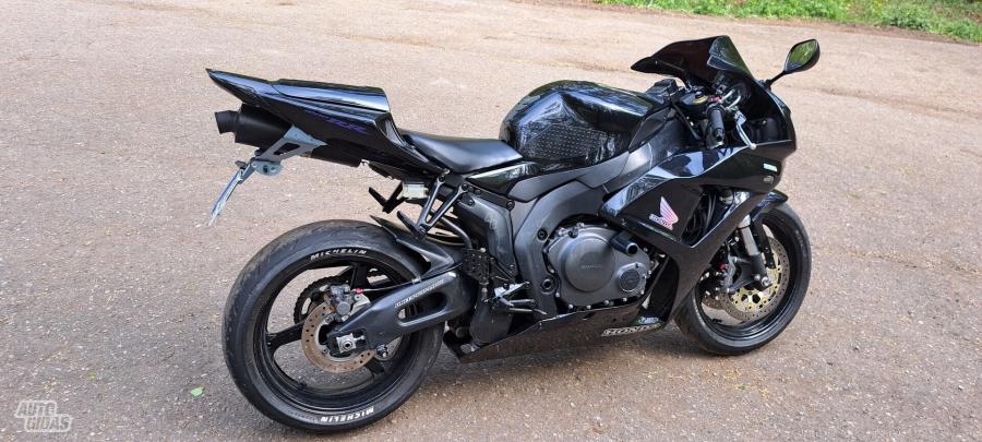 Black Honda CB 1000R 2006 in Druskininkai, with an engine capacity of 1.00 L and mileage of 0 thousand km for 3500 €, photo 7 on AUTOMOTO.COM.LV