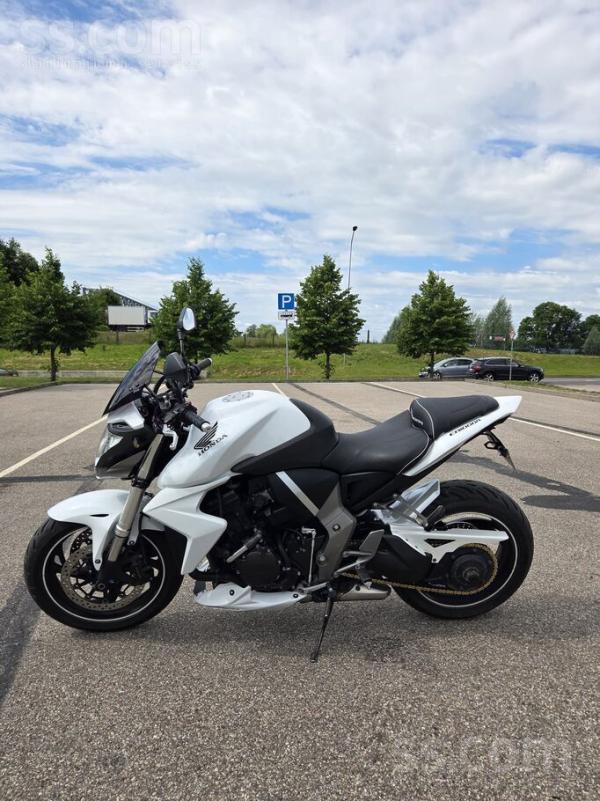Хонда CB 1000R 2011 в Даугавпилс, объемом двигателя 1.00 л и пробегом 0 тыс. км за 6000 €, фото 1 на AUTOMOTO.COM.LV