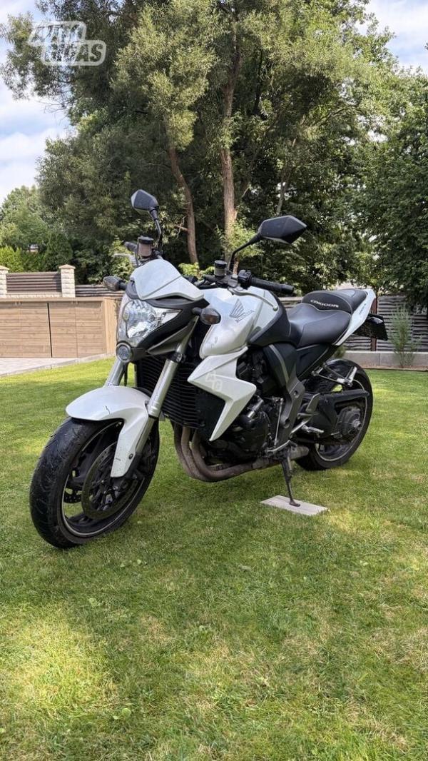 White Honda CB 1000R 2009 in Gargzdai, with an engine capacity of 0.00 L and mileage of 40 thousand km for 4100 €, photo 4 on AUTOMOTO.COM.LV