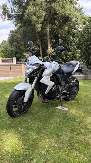 White Honda CB 1000R 2009 in Gargzdai, with an engine capacity of 0.00 L and mileage of 40 thousand km for 4100 €, photo 5 on AUTOMOTO.COM.LV