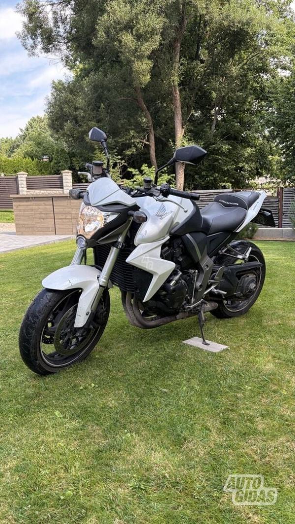White Honda CB 1000R 2009 in Gargzdai, with an engine capacity of 0.00 L and mileage of 40 thousand km for 4100 €, photo 7 on AUTOMOTO.COM.LV
