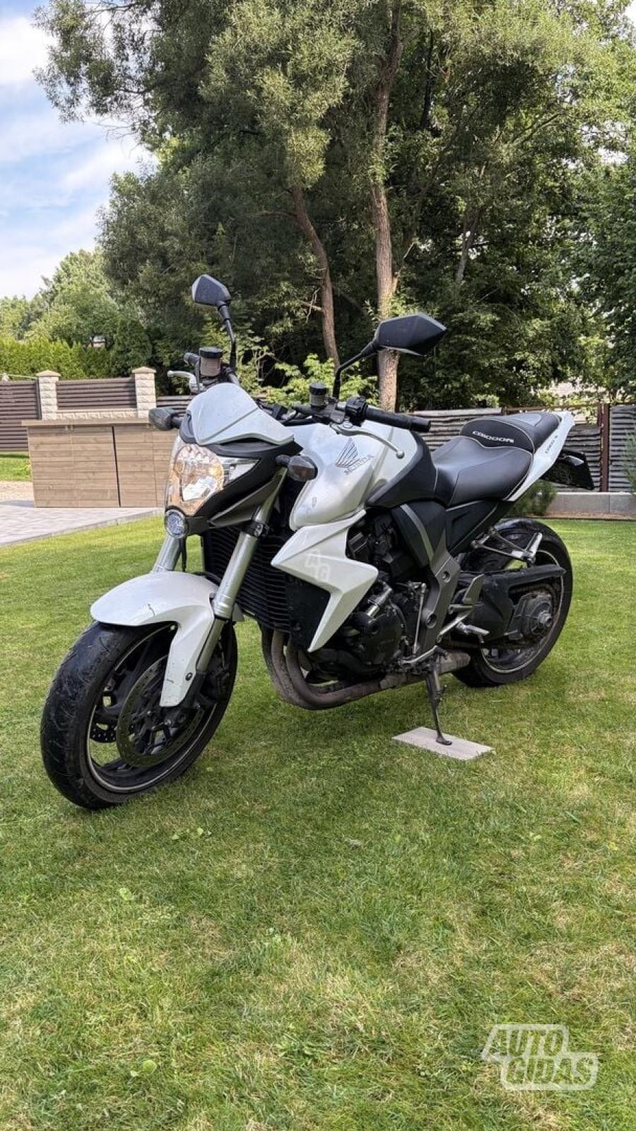 White Honda CB 1000R 2009 in Gargzdai, with an engine capacity of 0.00 L and mileage of 40 thousand km for 4100 €, photo 8 on AUTOMOTO.COM.LV