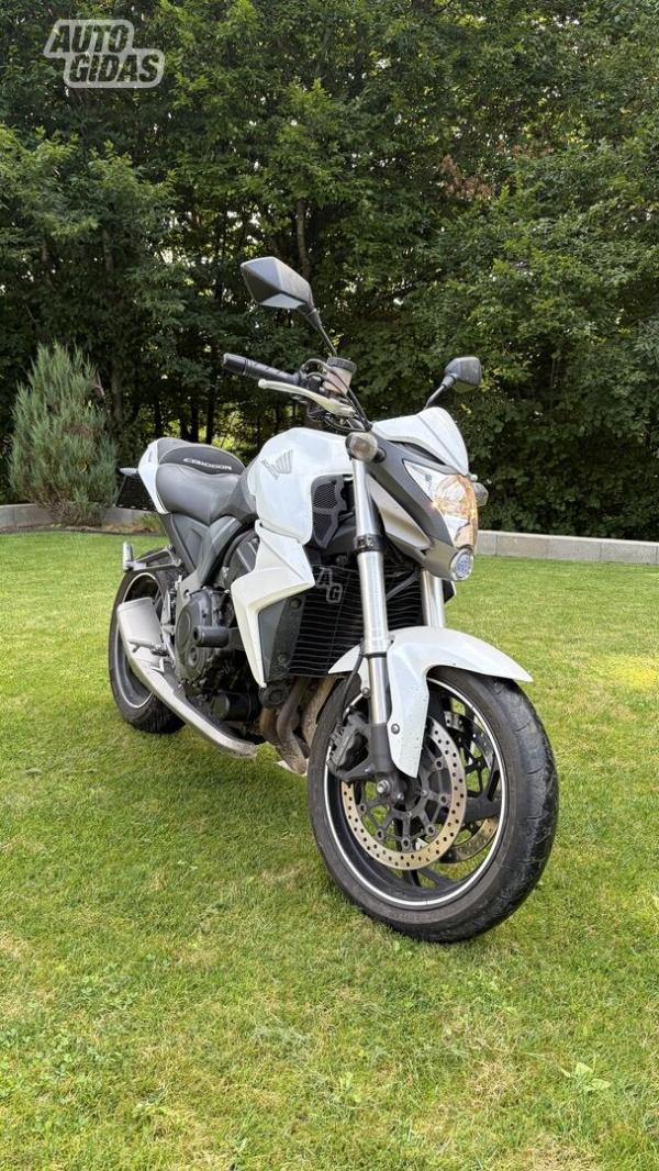 White Honda CB 1000R 2009 in Gargzdai, with an engine capacity of 0.00 L and mileage of 40 thousand km for 4100 €, photo 8 on AUTOMOTO.COM.LV