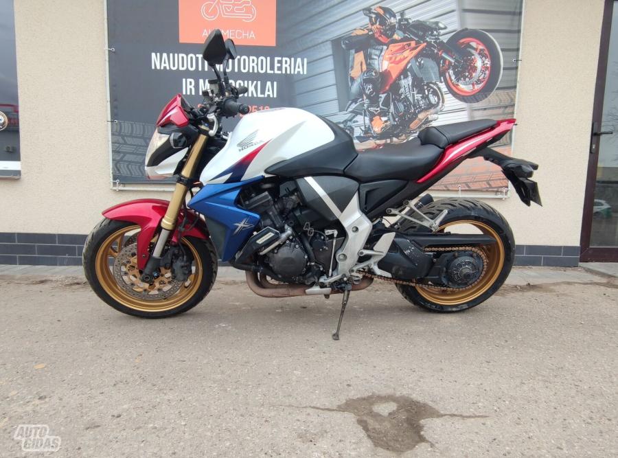 Balts Honda CB 1000R 2011 Panevēža, ar dzinēja tilpumu 1.00 L un nobraukumu 0 tūkst. km par 3750 €, foto 5 vietnē AUTOMOTO.COM.LV