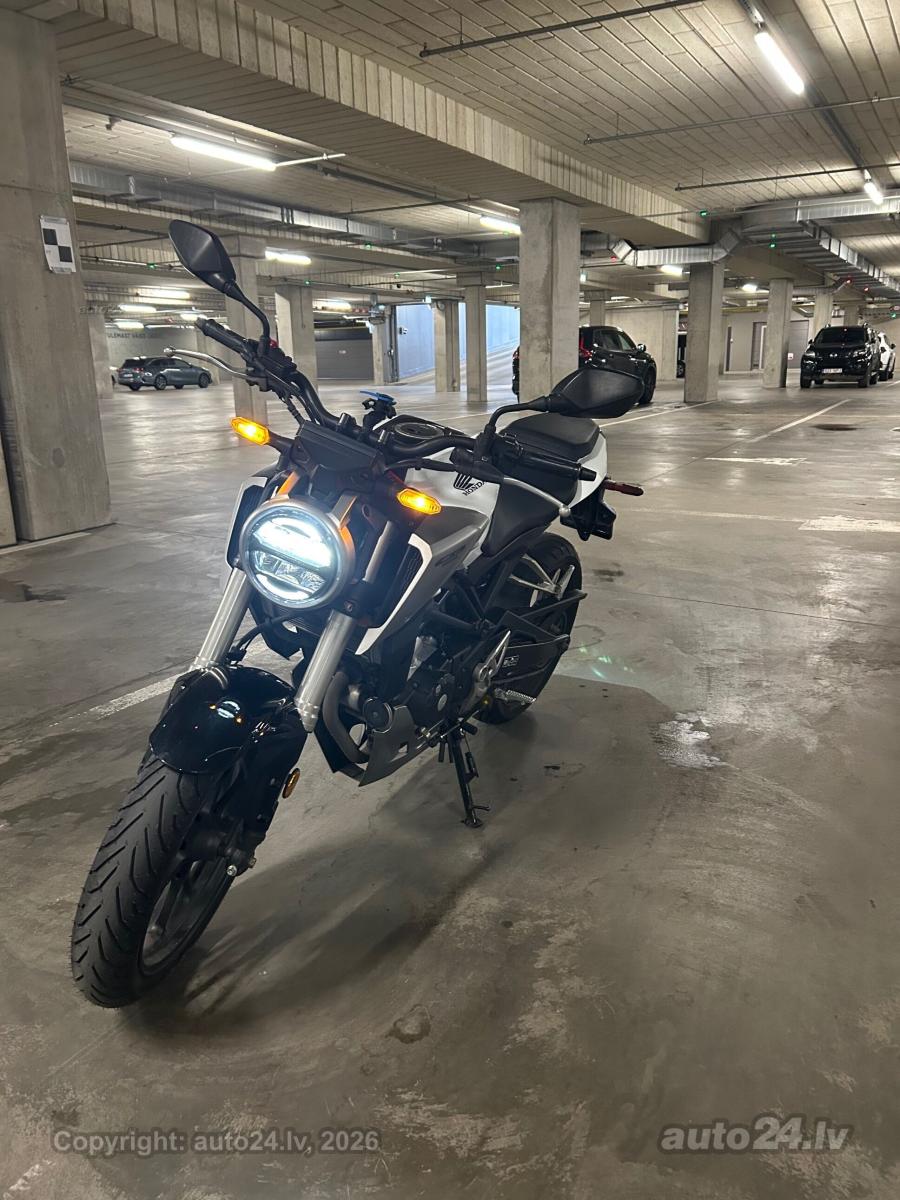 White Honda CB 125 2020 in Tallinn, with an engine capacity of 0.13 L and mileage of 18 thousand km for 3200 €, photo 3 on AUTOMOTO.COM.LV