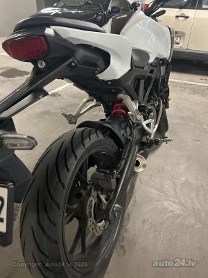 White Honda CB 125 2020 in Tallinn, with an engine capacity of 0.13 L and mileage of 18 thousand km for 3200 €, photo 6 on AUTOMOTO.COM.LV