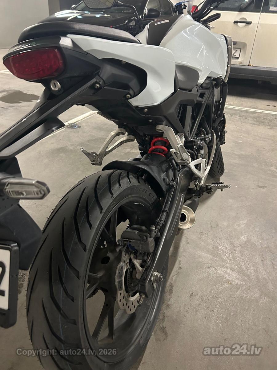 White Honda CB 125 2020 in Tallinn, with an engine capacity of 0.13 L and mileage of 18 thousand km for 3200 €, photo 6 on AUTOMOTO.COM.LV