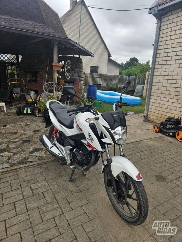 White Honda CB 125F 2015 in Marijampole, with an engine capacity of 0.13 L and mileage of 10 thousand km for 2300 €, photo 1 on AUTOMOTO.COM.LV