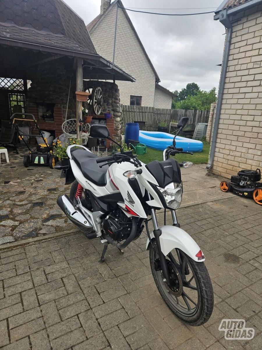 White Honda CB 125F 2015 in Marijampole, with an engine capacity of 0.13 L and mileage of 10 thousand km for 2300 €, photo 1 on AUTOMOTO.COM.LV