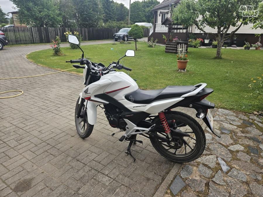 White Honda CB 125F 2015 in Marijampole, with an engine capacity of 0.13 L and mileage of 10 thousand km for 2300 €, photo 3 on AUTOMOTO.COM.LV