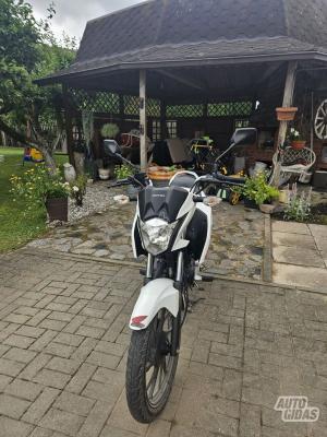 White Honda CB 125F 2015 in Marijampole, with an engine capacity of 0.13 L and mileage of 10 thousand km for 2300 €, photo 4 on AUTOMOTO.COM.LV