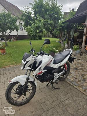 White Honda CB 125F 2015 in Marijampole, with an engine capacity of 0.13 L and mileage of 10 thousand km for 2300 €, photo 5 on AUTOMOTO.COM.LV