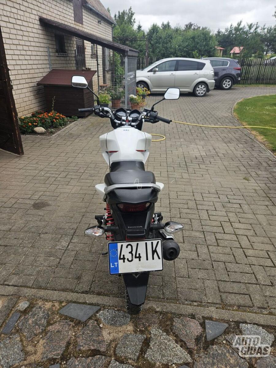 White Honda CB 125F 2015 in Marijampole, with an engine capacity of 0.13 L and mileage of 10 thousand km for 2300 €, photo 6 on AUTOMOTO.COM.LV